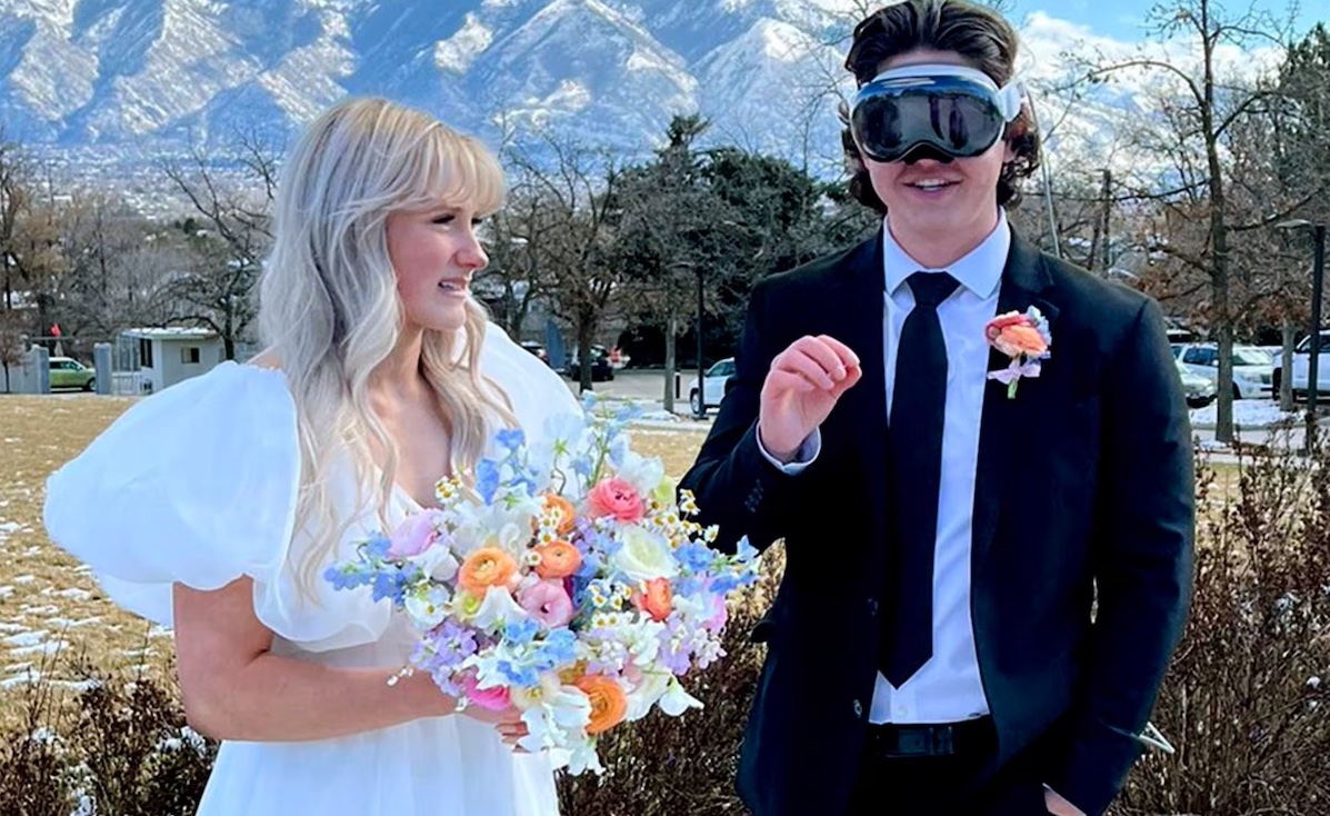 Nerd Groom Bravely Rocks VR Headset At Wedding - Odd News
